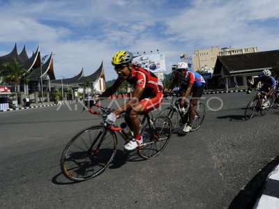 TOUR DE SINGKARAK 2011 ANTARA Foto