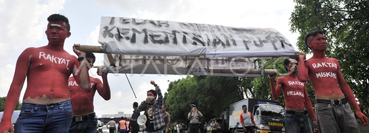 AKSI TEATRIKAL TOL REFORMASI MAKASSAR | ANTARA Foto AKSI TEATRIKAL TOL REFORMASI MAKASSAR | ANTARA Foto