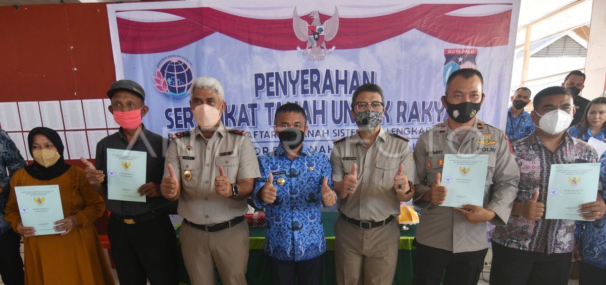 PENYERAHAN SERTIFIKAT PTSL HUNTAP PENYINTAS BENCANA | ANTARA Foto
