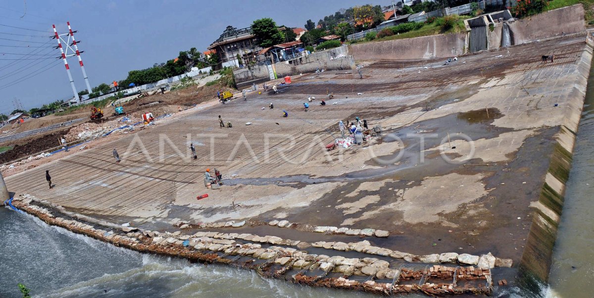NORMALISASI SUNGAI | ANTARA Foto