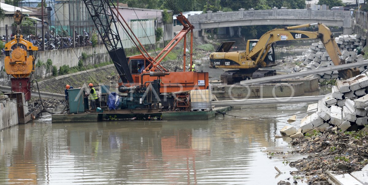 NORMALISASI SUNGAI CILIWUNG | ANTARA Foto