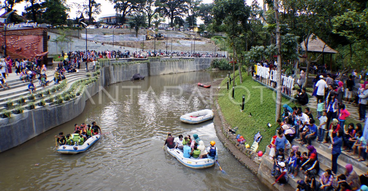 REVITALISASI SUNGAI DI BANDUNG | ANTARA Foto REVITALISASI SUNGAI DI BANDUNG | ANTARA Foto