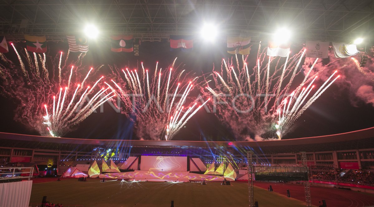 PERTUNJUKAN KEMBANG API PENTUPAN ASEAN PARA GAMES 2022 | ANTARA Foto