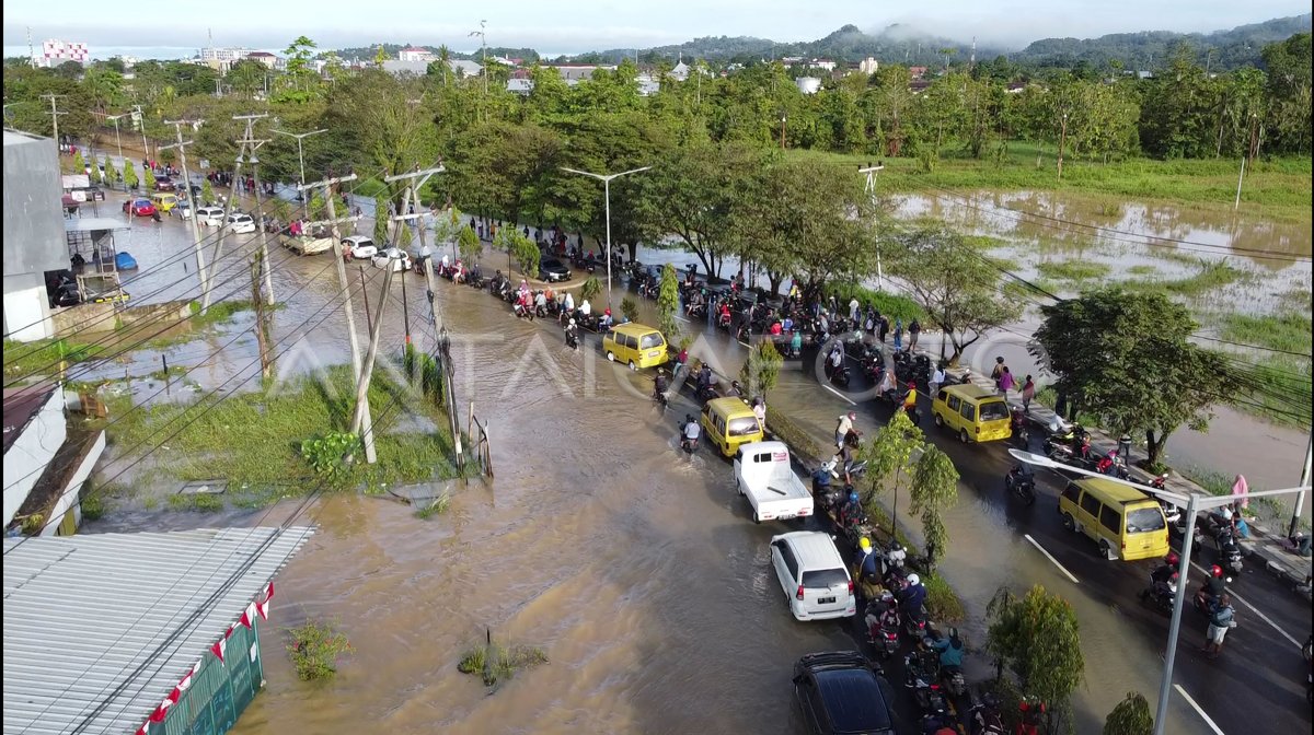 BANJIR HARI KEDUA DI KOTA SORONG | ANTARA Foto