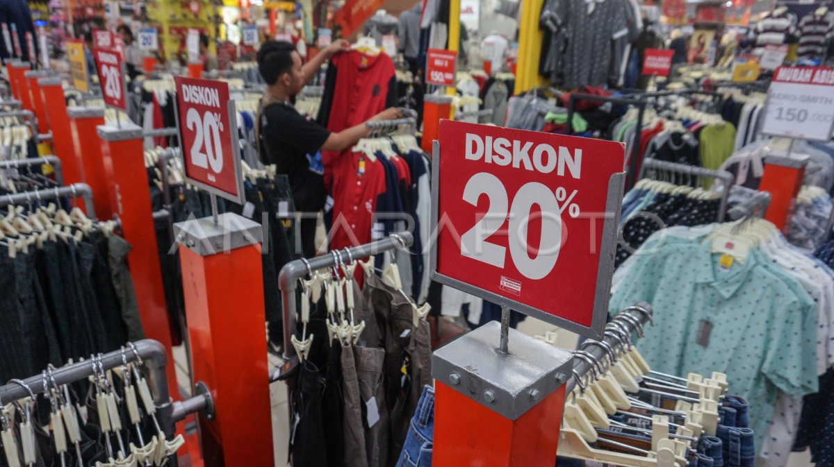 DISKON AKHIR TAHUN PUSAT BELANJA | ANTARA Foto