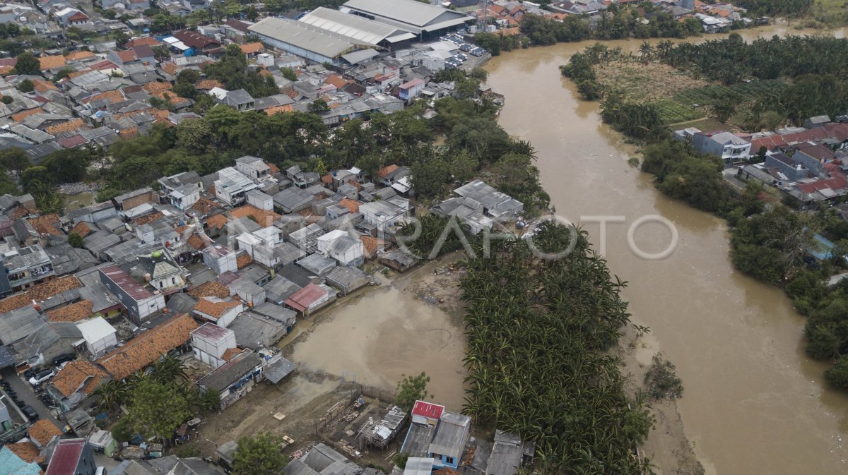 Banjir akibat luapan Kali Bekasi | ANTARA Foto