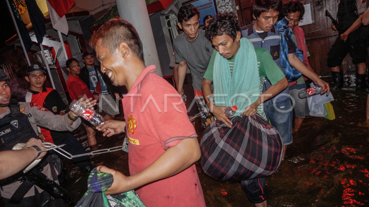 PEMINDAHAN NAPI LAPAS AKIBAT ROB | ANTARA Foto PEMINDAHAN NAPI LAPAS AKIBAT ROB | ANTARA Foto