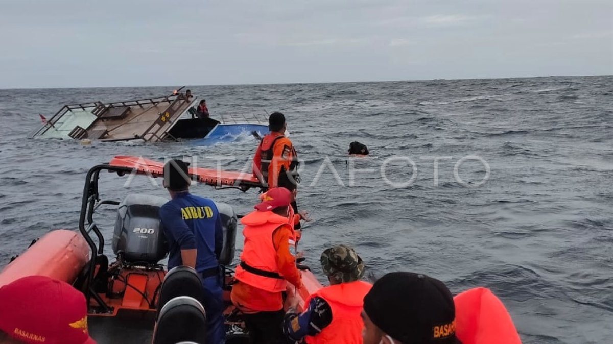 EVAKUASI PENUMPANG KAPAL GUIDE YANG TENGGELAM DI PERAIRAN MALAOGE | ANTARA Foto