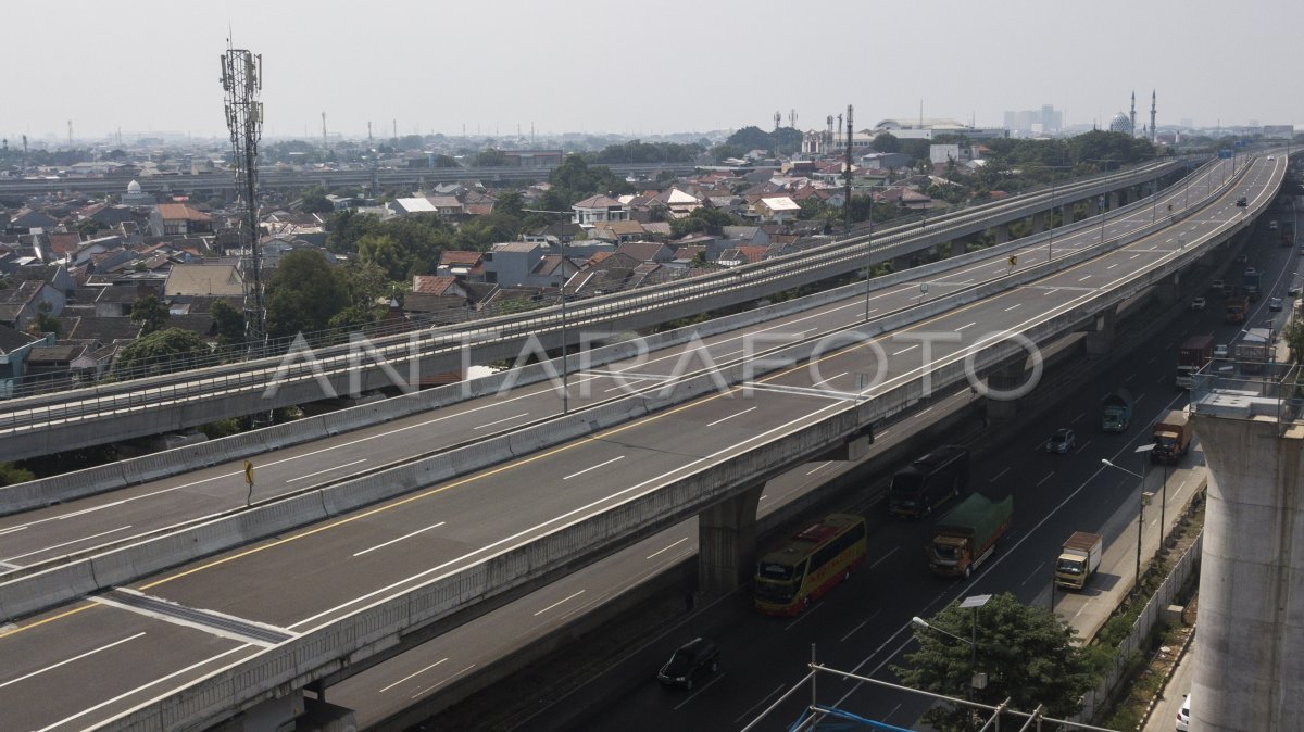PENUTUPAN TOL LAYANG MBZ ARAH CIKAMPEK | ANTARA Foto