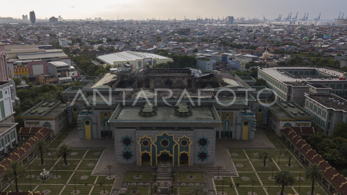 PASCAKEBAKARAN ATAP MASJID JIC | ANTARA Foto