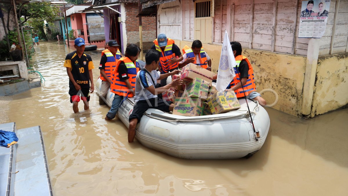 DISTRIBUSIKAN SEMBAKO KORBAN BANJIR | ANTARA Foto