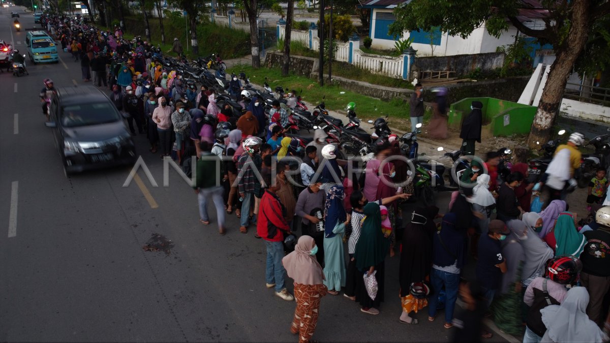 ANTRE MINYAK GORENG SEJAK PUKUL 03.00 DINI HARI | ANTARA Foto ANTRE MINYAK GORENG SEJAK PUKUL 03.00 DINI HARI | ANTARA Foto