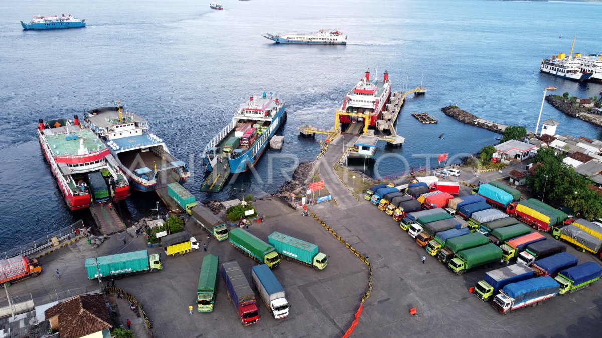 ATURAN PEMBATASAN ANGKUTAN BARANG | ANTARA Foto ATURAN PEMBATASAN ANGKUTAN BARANG | ANTARA Foto