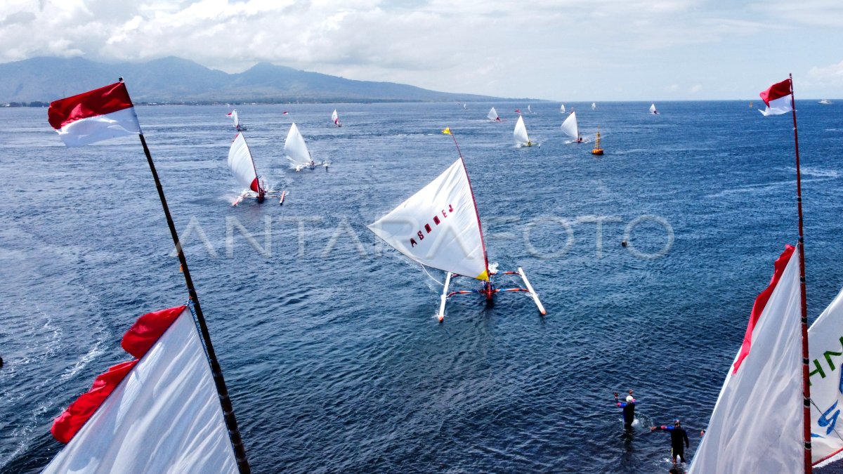 LOMBA PERAHU LAYAR HUT TNI AL | ANTARA Foto