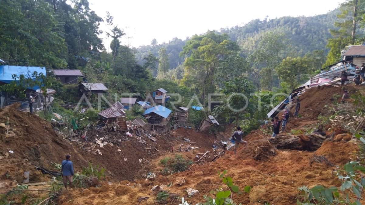 TANAH LONGSOR DI TAMBANG EMAS RAKYAT KOTABARU | ANTARA Foto TANAH LONGSOR DI TAMBANG EMAS RAKYAT KOTABARU | ANTARA Foto
