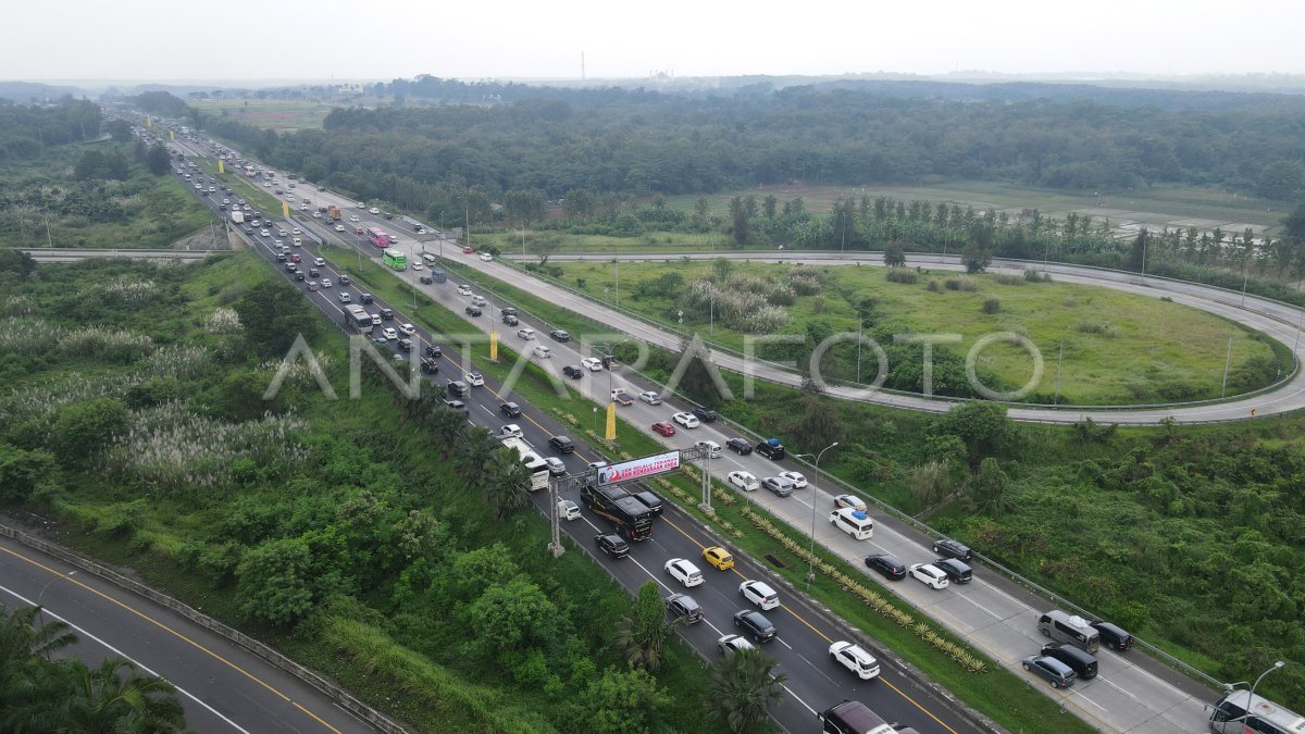 PENERAPAN SATU ARAH DI CIKAMPEK UTAMA DIPERPANJANG | ANTARA Foto PENERAPAN SATU ARAH DI CIKAMPEK UTAMA DIPERPANJANG | ANTARA Foto