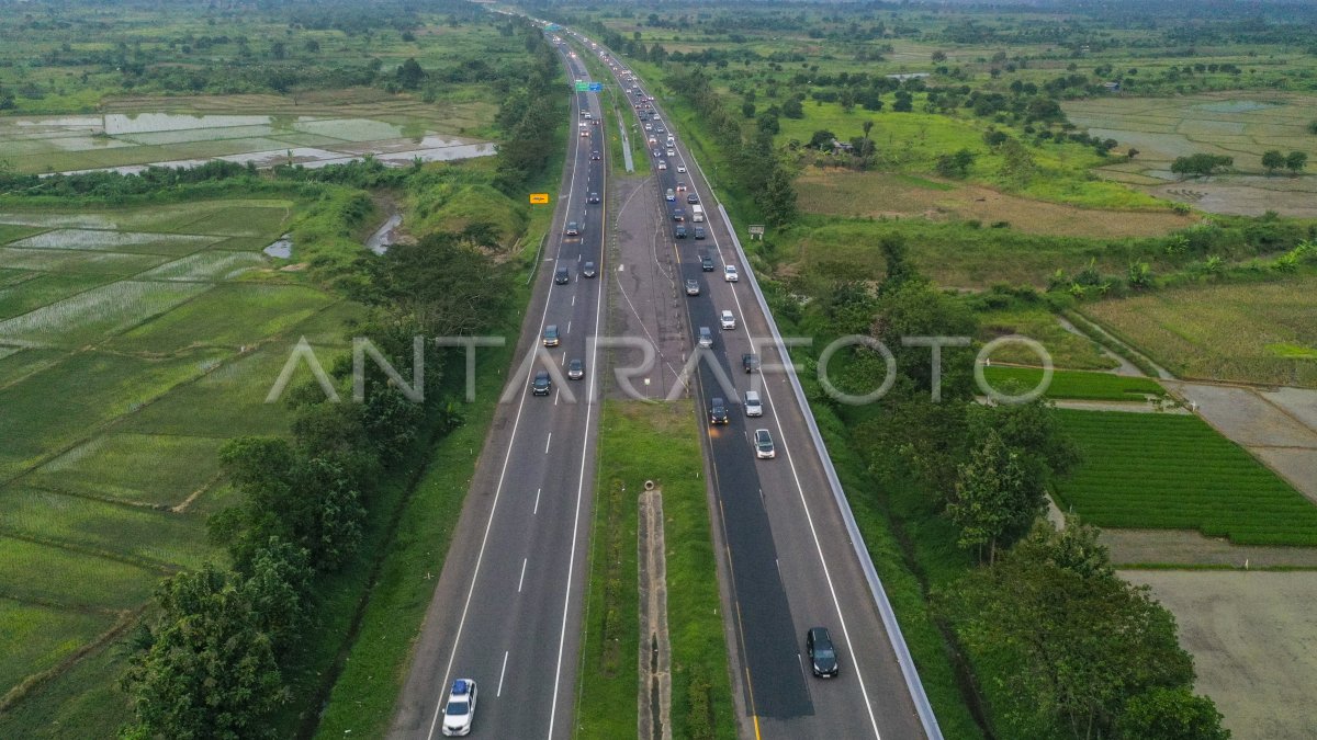 PERPANJANGAN REKAYASA LALU LINTAS SATU ARAH TOL CIPALI | ANTARA Foto