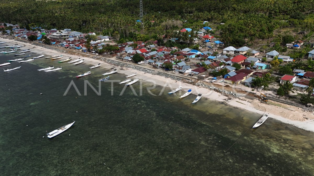 Pembangunan tanggul pengaman pesisir pantai | ANTARA Foto Pembangunan tanggul pengaman pesisir pantai | ANTARA Foto