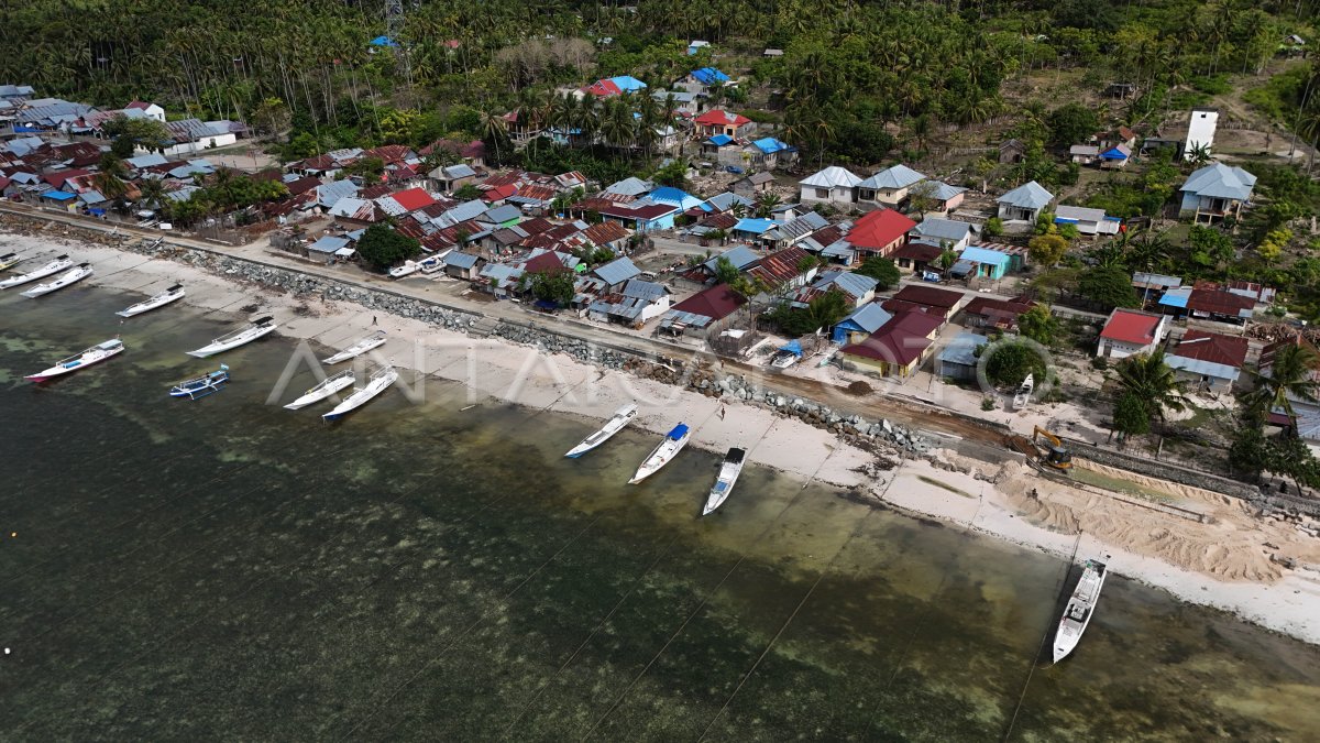 Pembangunan tanggul pengaman pesisir pantai | ANTARA Foto Pembangunan tanggul pengaman pesisir pantai | ANTARA Foto