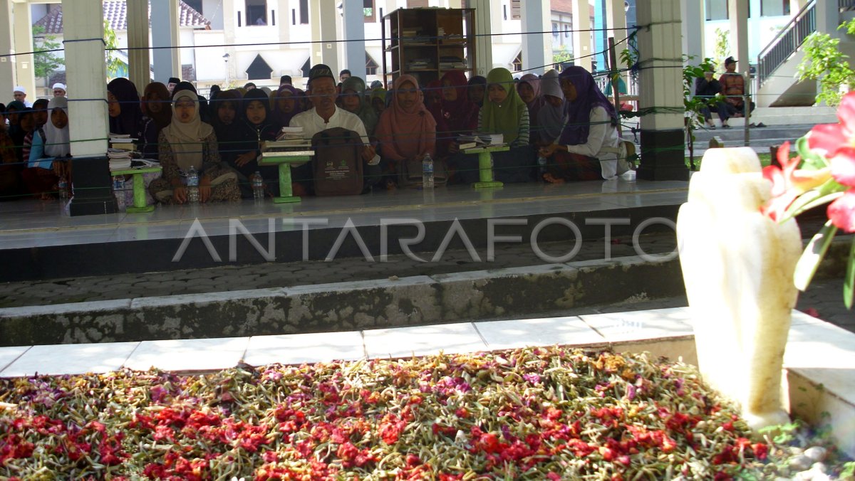ZIARAH MAKAM GUS DUR | ANTARA Foto ZIARAH MAKAM GUS DUR | ANTARA Foto