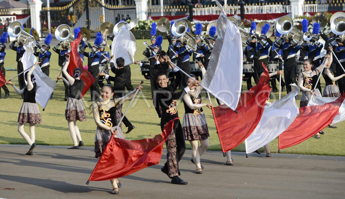 UPACARA PENURUNAN BENDERA | ANTARA Foto