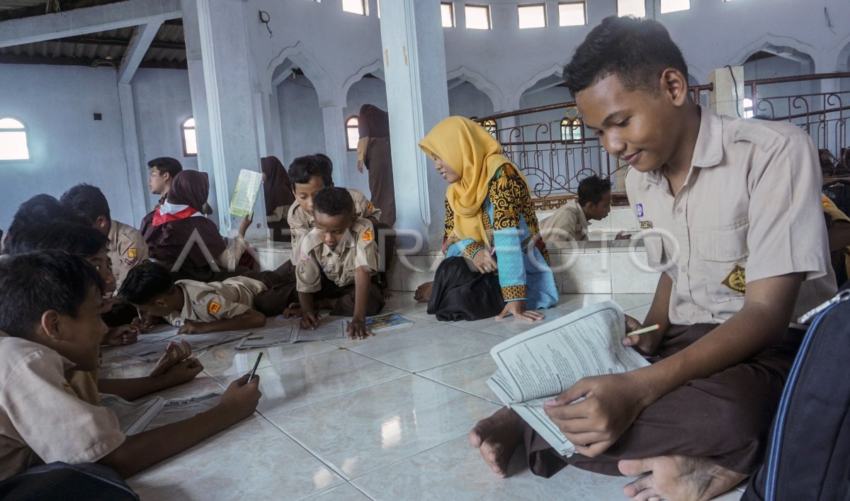 PROSES KBM PELAJAR DI MASJID | ANTARA Foto PROSES KBM PELAJAR DI MASJID | ANTARA Foto