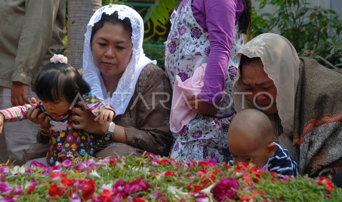 ZIARAH MAKAM GUS DUR | ANTARA Foto ZIARAH MAKAM GUS DUR | ANTARA Foto