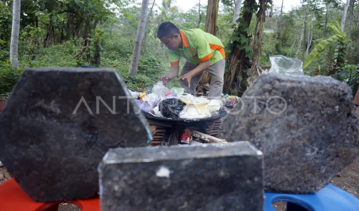 PRODUKSI BLOK PAVING BERBAHAN SAMPAH PLASTIK | ANTARA Foto