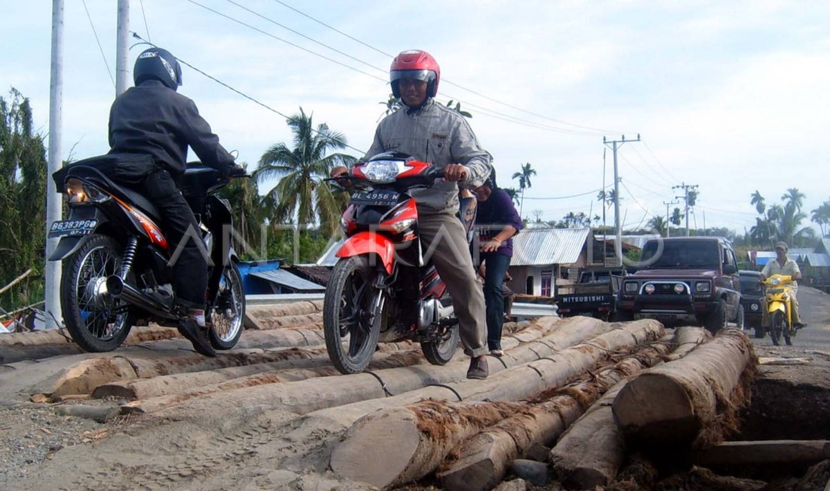 JEMBATAN DARURAT | ANTARA Foto JEMBATAN DARURAT | ANTARA Foto
