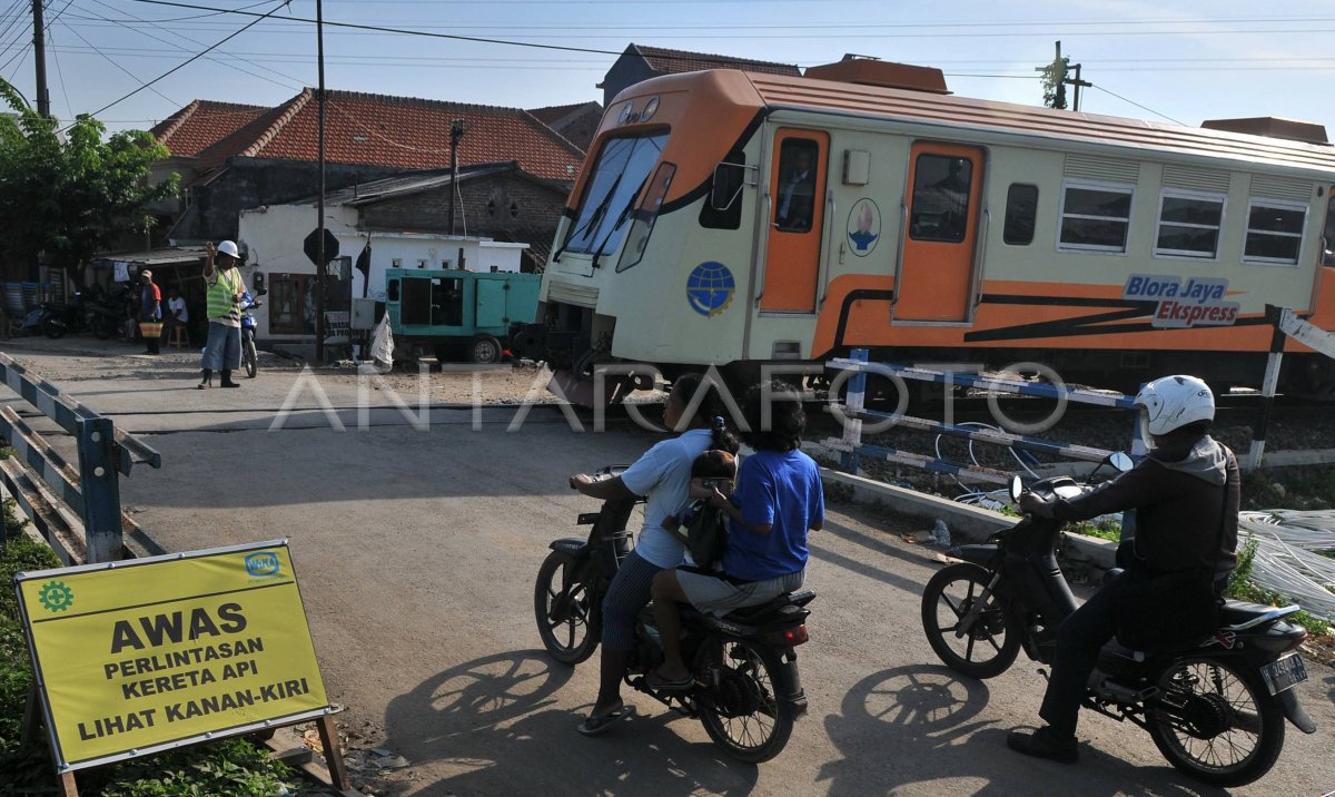 PERLINTASAN TANPA PALANG PINTU | ANTARA Foto PERLINTASAN TANPA PALANG PINTU | ANTARA Foto