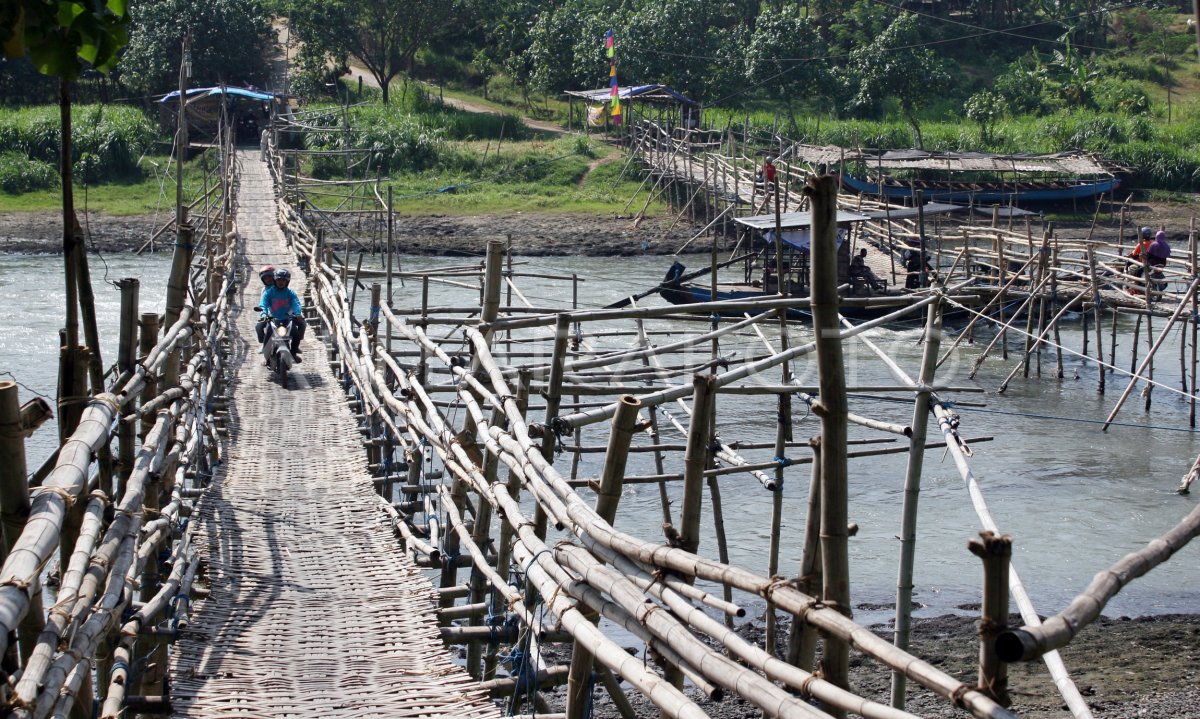 JEMBATAN BAMBU DARURAT | ANTARA Foto JEMBATAN BAMBU DARURAT | ANTARA Foto