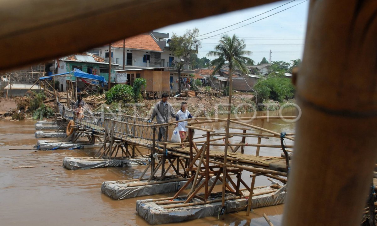 JEMBATAN DARURAT | ANTARA Foto