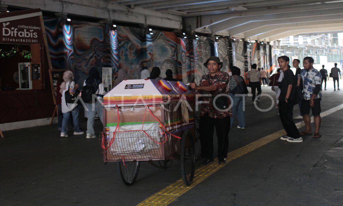 PKL dilarang berjualan di Terowongan Kendal | ANTARA Foto PKL dilarang berjualan di Terowongan Kendal | ANTARA Foto