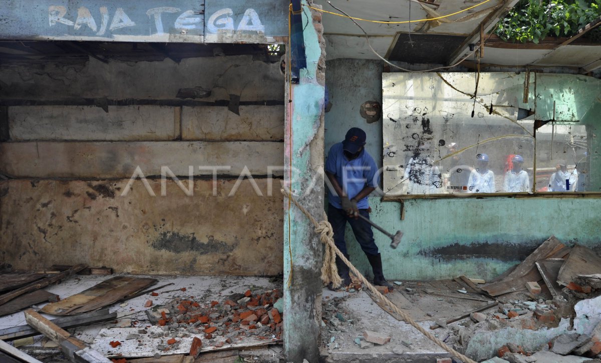 PENERTIBAN BANGUNAN LIAR | ANTARA Foto PENERTIBAN BANGUNAN LIAR | ANTARA Foto