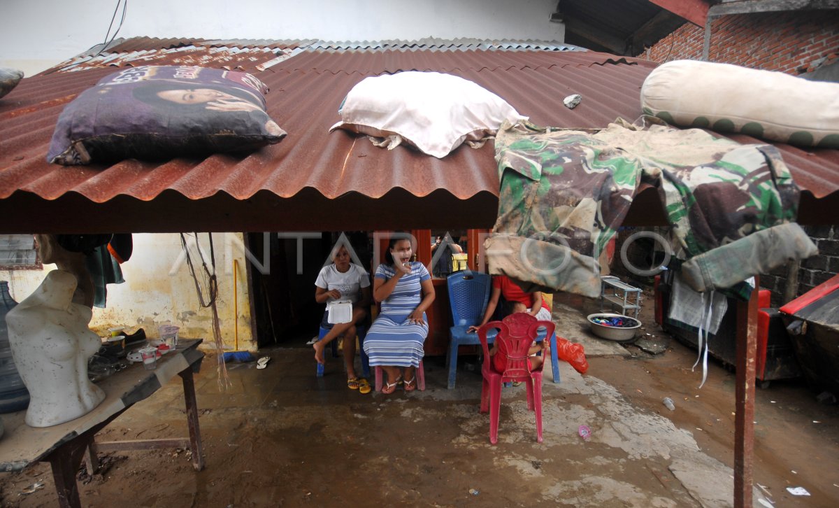 PROSES PEMULIHAN USAI BANJIR MANADO | ANTARA Foto PROSES PEMULIHAN USAI BANJIR MANADO | ANTARA Foto
