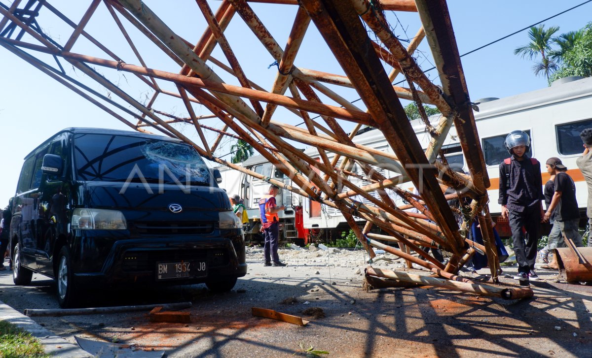 KECELAKAAN PERLINTASAN KERETA API | ANTARA Foto