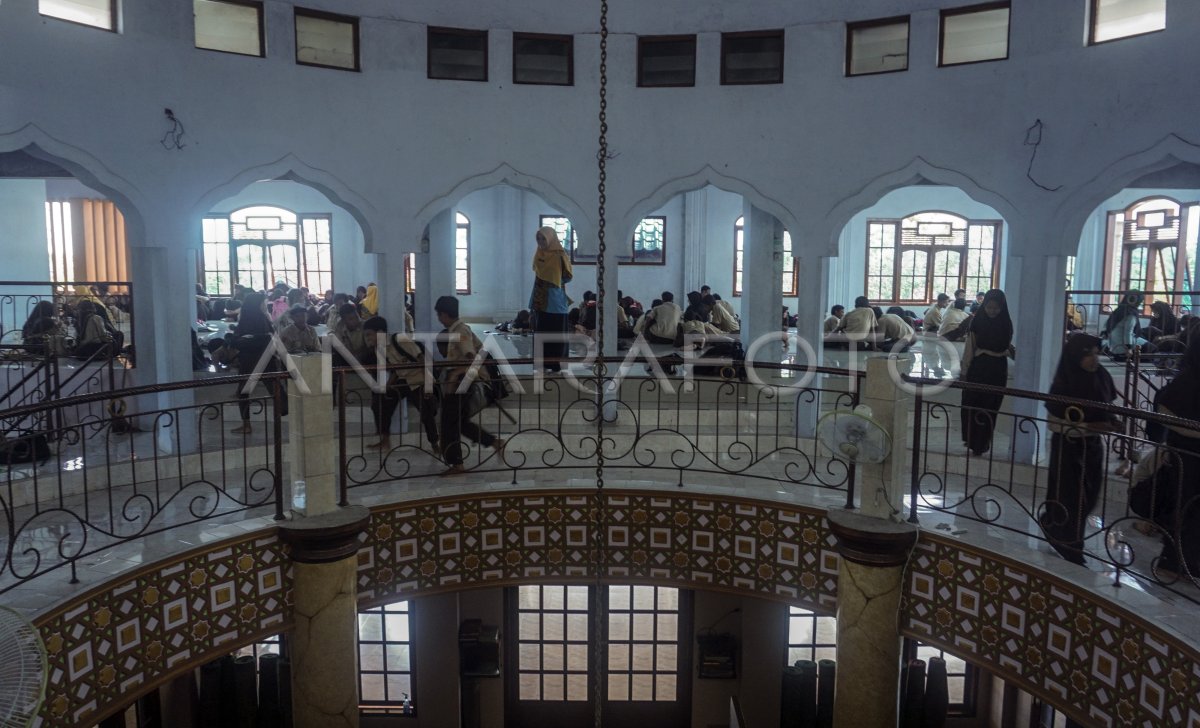 PROSES KBM PELAJAR DI MASJID | ANTARA Foto PROSES KBM PELAJAR DI MASJID | ANTARA Foto