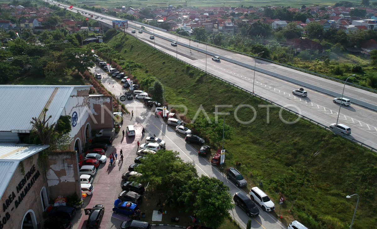 GELOMBANG KEDUA ARUS BALIK JALAN TOL | ANTARA Foto GELOMBANG KEDUA ARUS BALIK JALAN TOL | ANTARA Foto