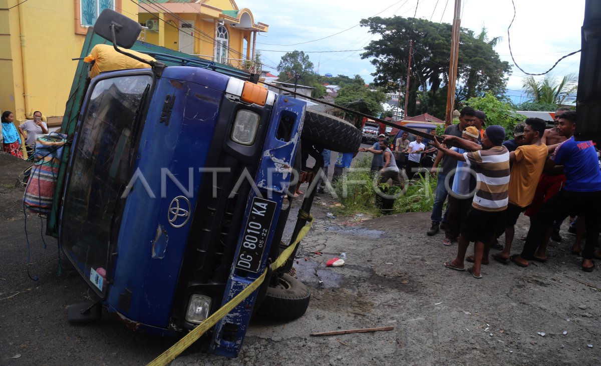 EVAKUASI KECELAKAN TRUK DI TERNATE | ANTARA Foto