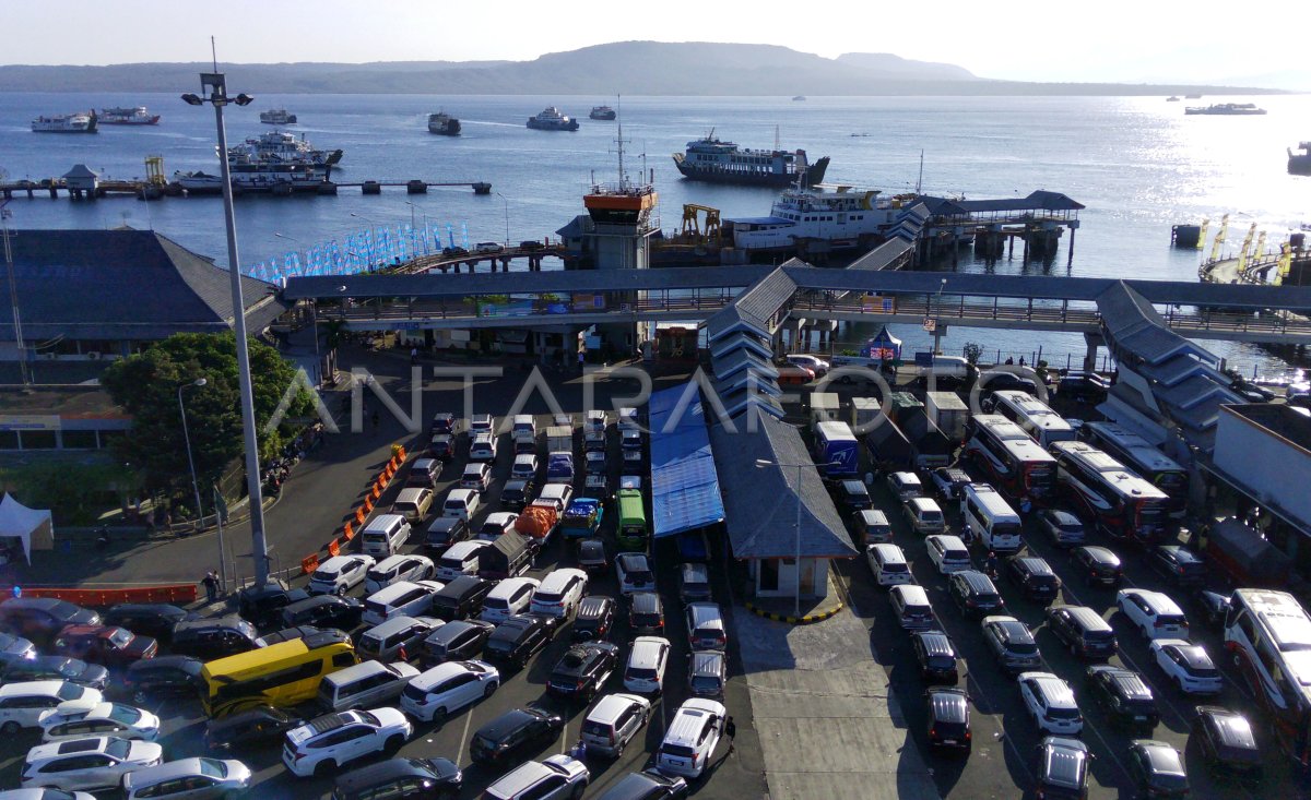 Pelabuhan Ketapang padat | ANTARA Foto Pelabuhan Ketapang padat | ANTARA Foto