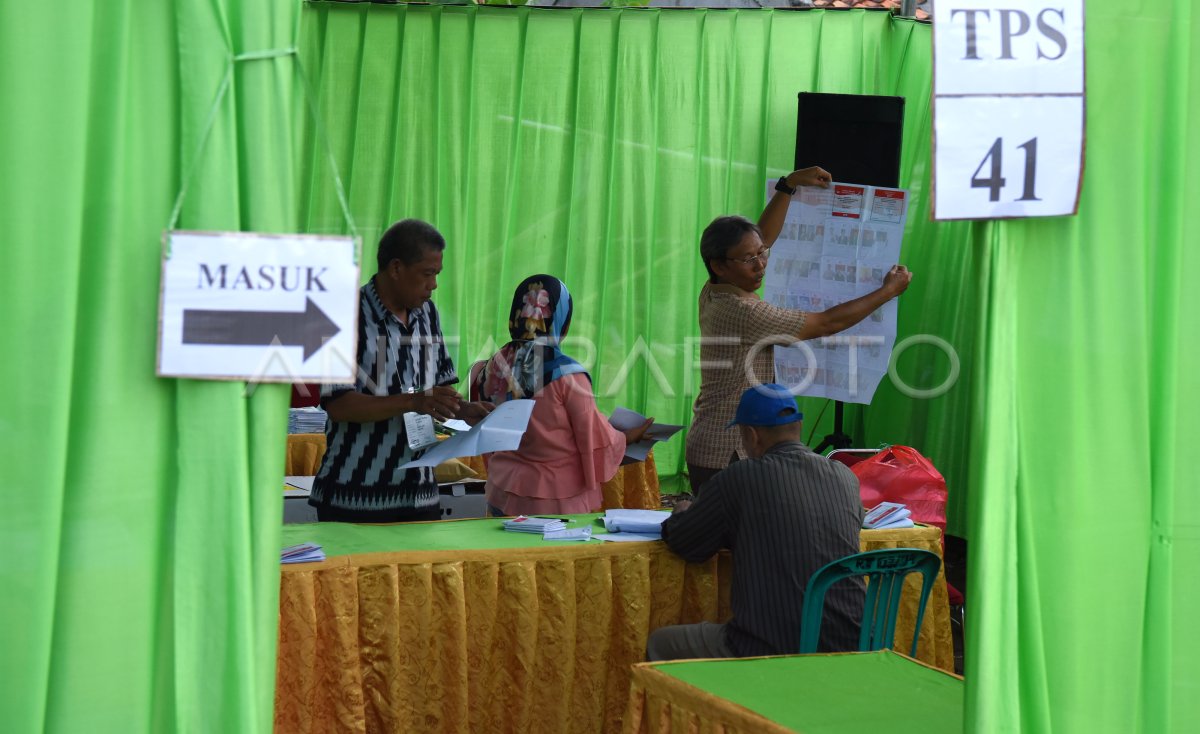 PENGHITUNGAN SUARA PEMILU SERENTAK 2019 | ANTARA Foto