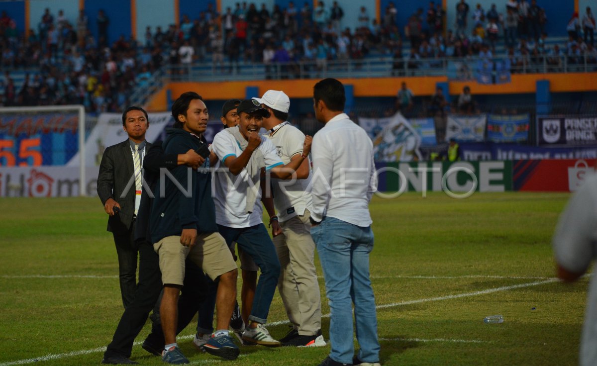 PERSELA KALAH LAWAN PSIS SEMARANG | ANTARA Foto PERSELA KALAH LAWAN PSIS SEMARANG | ANTARA Foto