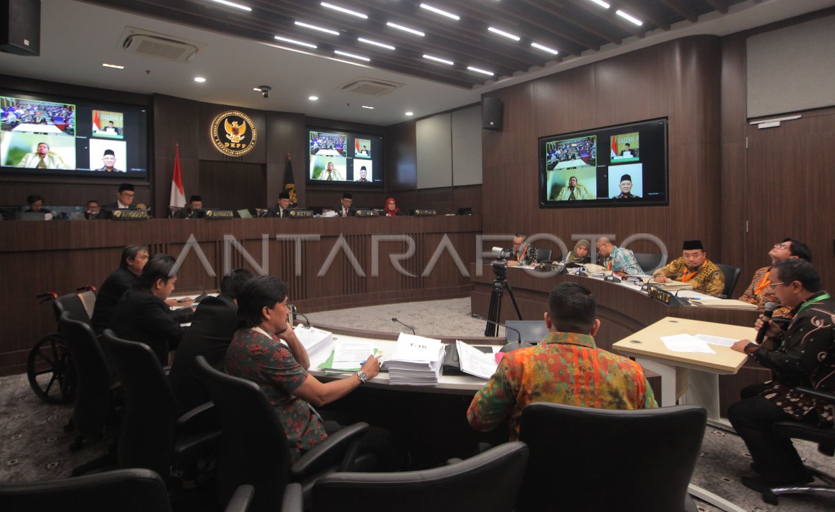 Sidang dugaan pelanggaran Kode Etik Penyelenggara Pemilu | ANTARA Foto