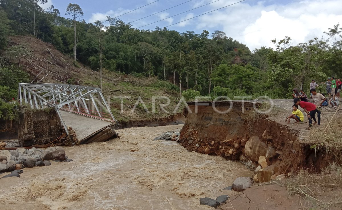 JEMBATAN PUTUS AKIBAT BANJIR BANDANG | ANTARA Foto JEMBATAN PUTUS AKIBAT BANJIR BANDANG | ANTARA Foto