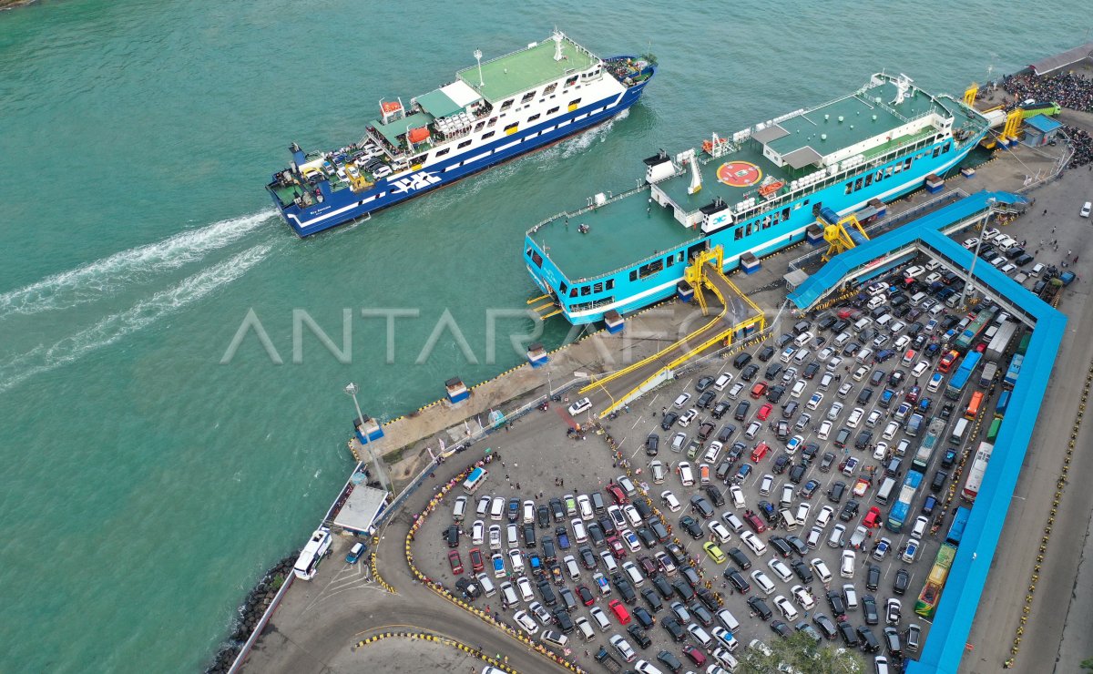 ARUS MUDIK PELABUHAN MERAK | ANTARA Foto