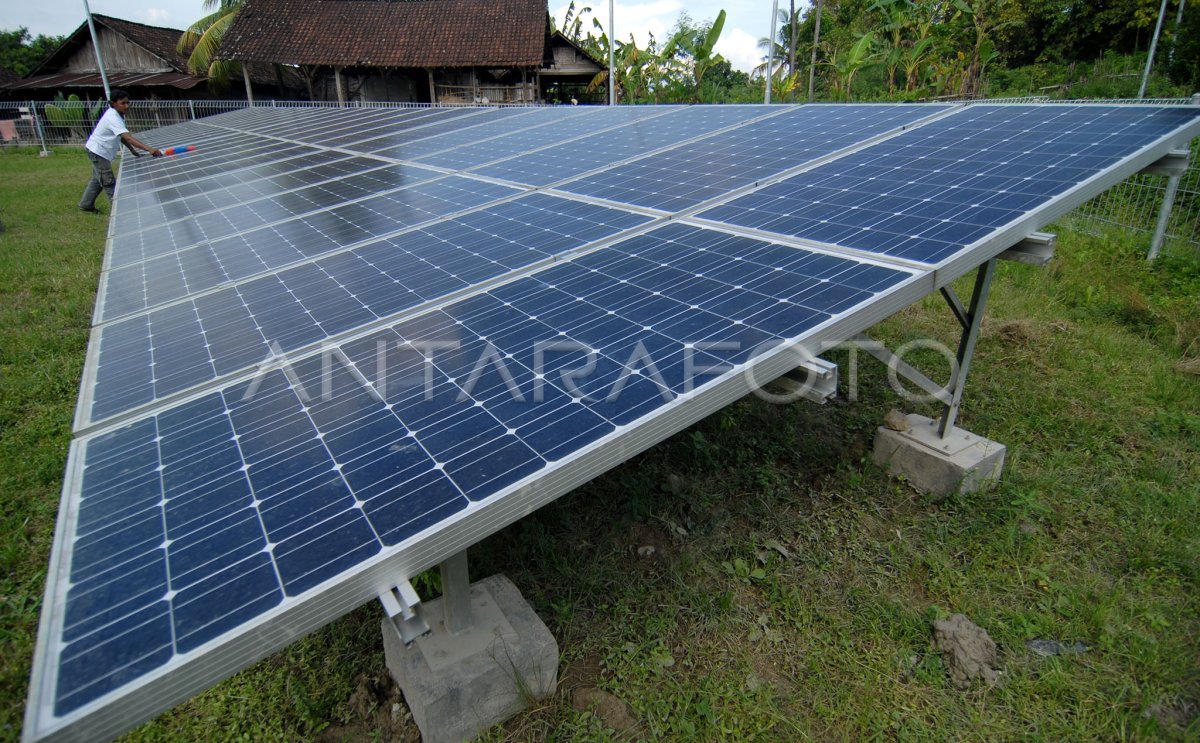 LISTRIK TENAGA SURYA | ANTARA Foto