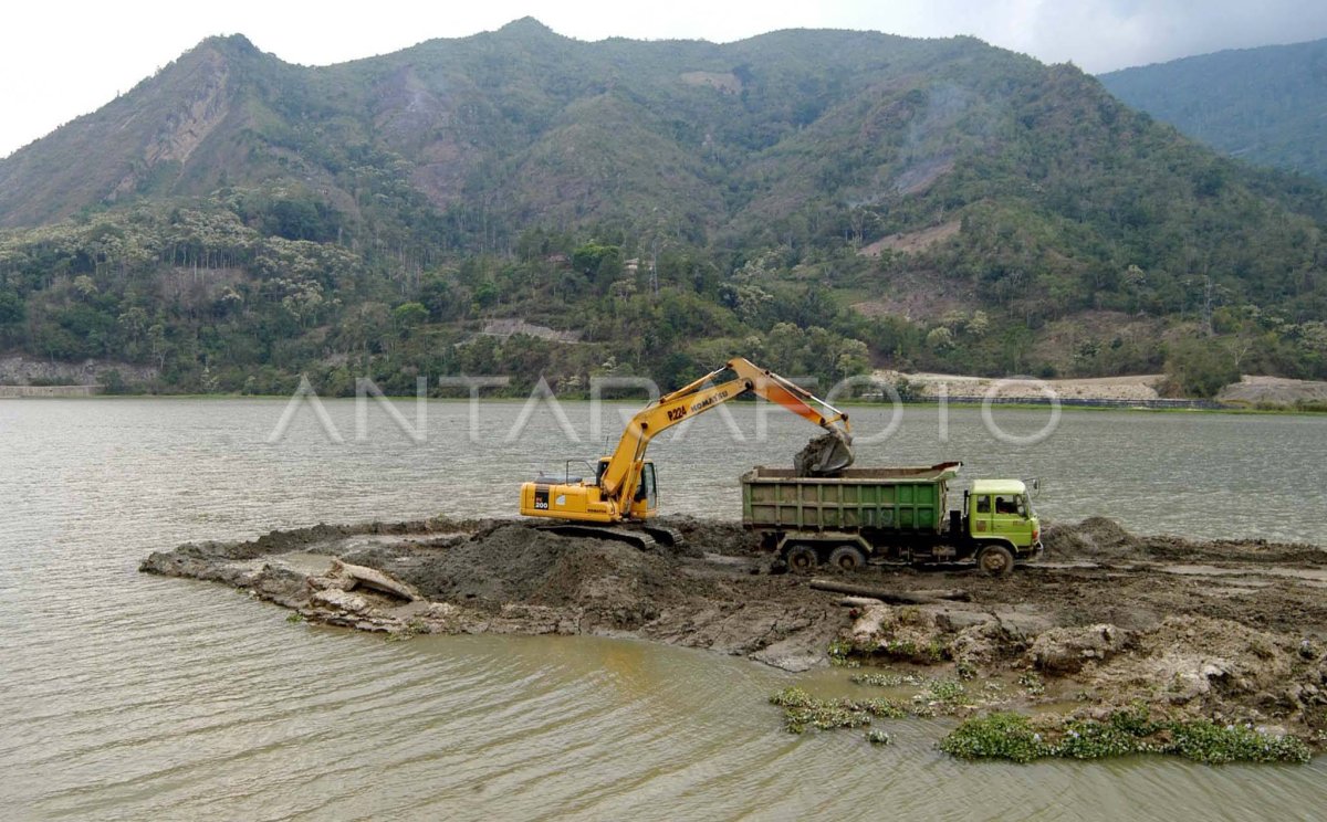 PENGERUKAN SEDIMENTASI | ANTARA Foto