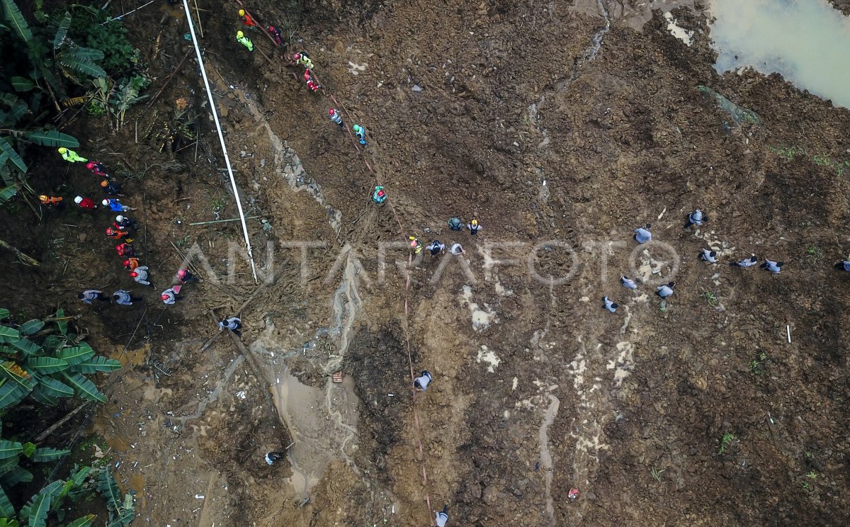 PENCARIAN KORBAN TERTIMBUN LONGSOR AKIBAT GEMPA CIANJUR | ANTARA Foto