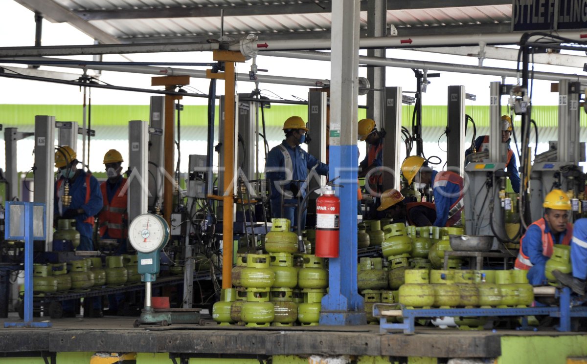 KESIAPAN PERTAMINA JELANG NATAL-TAHUN BARU 2015 | ANTARA Foto