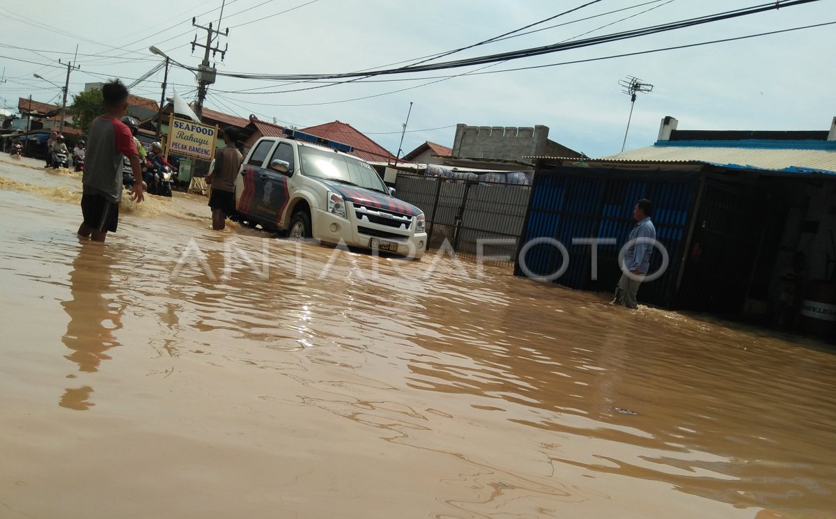 JALUR WISATA ANYER TERENDAM BANJIR | ANTARA Foto JALUR WISATA ANYER TERENDAM BANJIR | ANTARA Foto